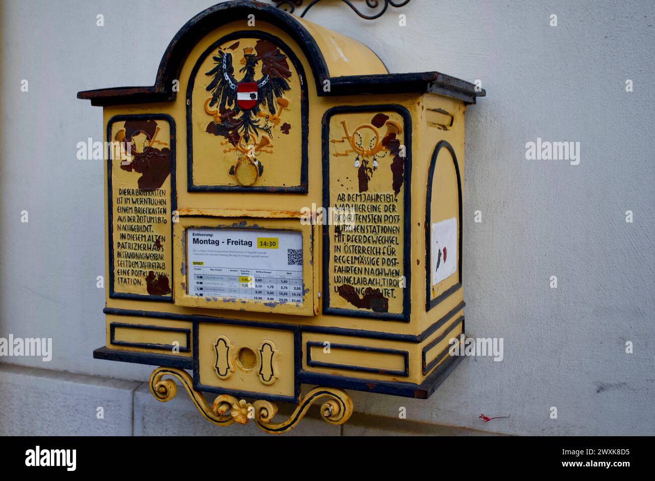 Vintage postage stamp machine hi-res stock photography and images - Alamy