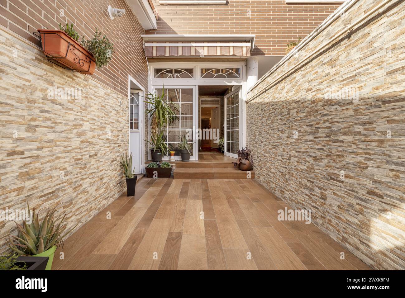 Multi story brick residential building hi-res stock photography and ...