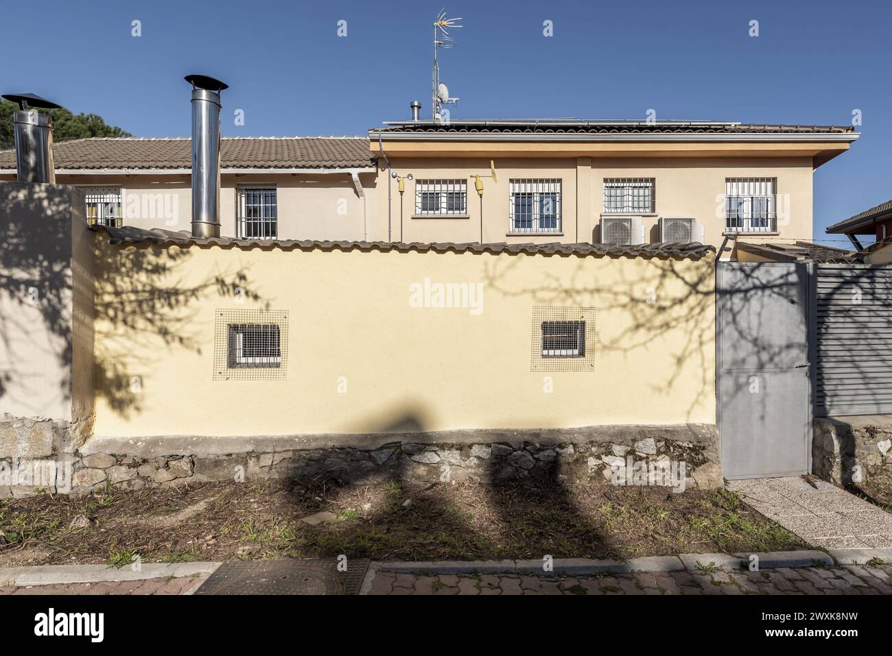 Rear facade of a detached house with smooth walls on a sunny day Stock ...