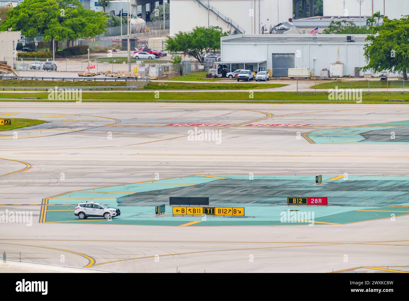 Runway markings hi-res stock photography and images - Alamy