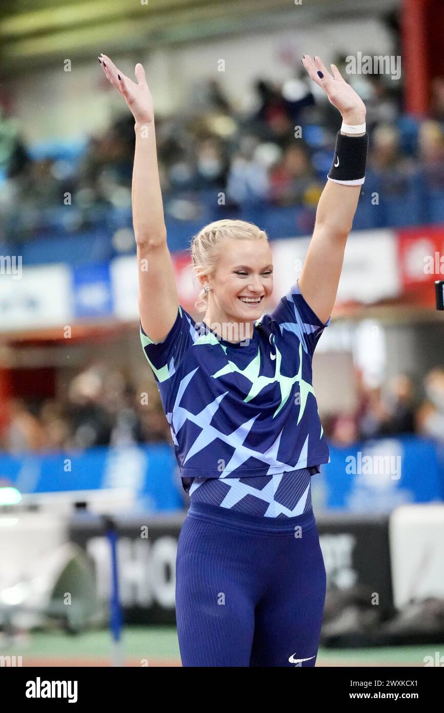 Katie nageotte usa acknowledges crowd pole vault 114th millrose games ...