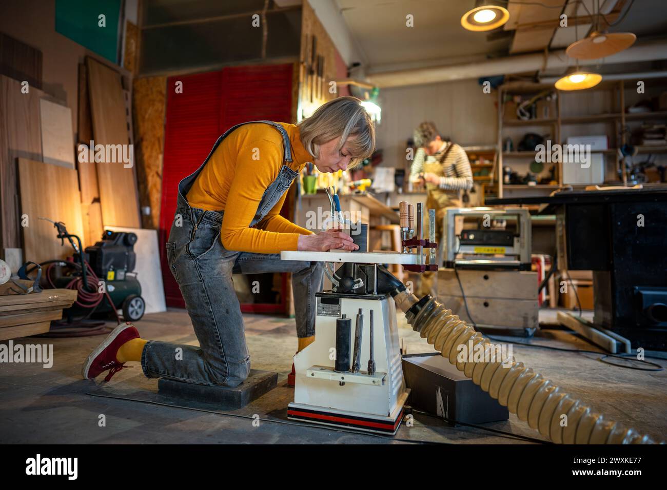 Man works on lathe hi-res stock photography and images - Alamy