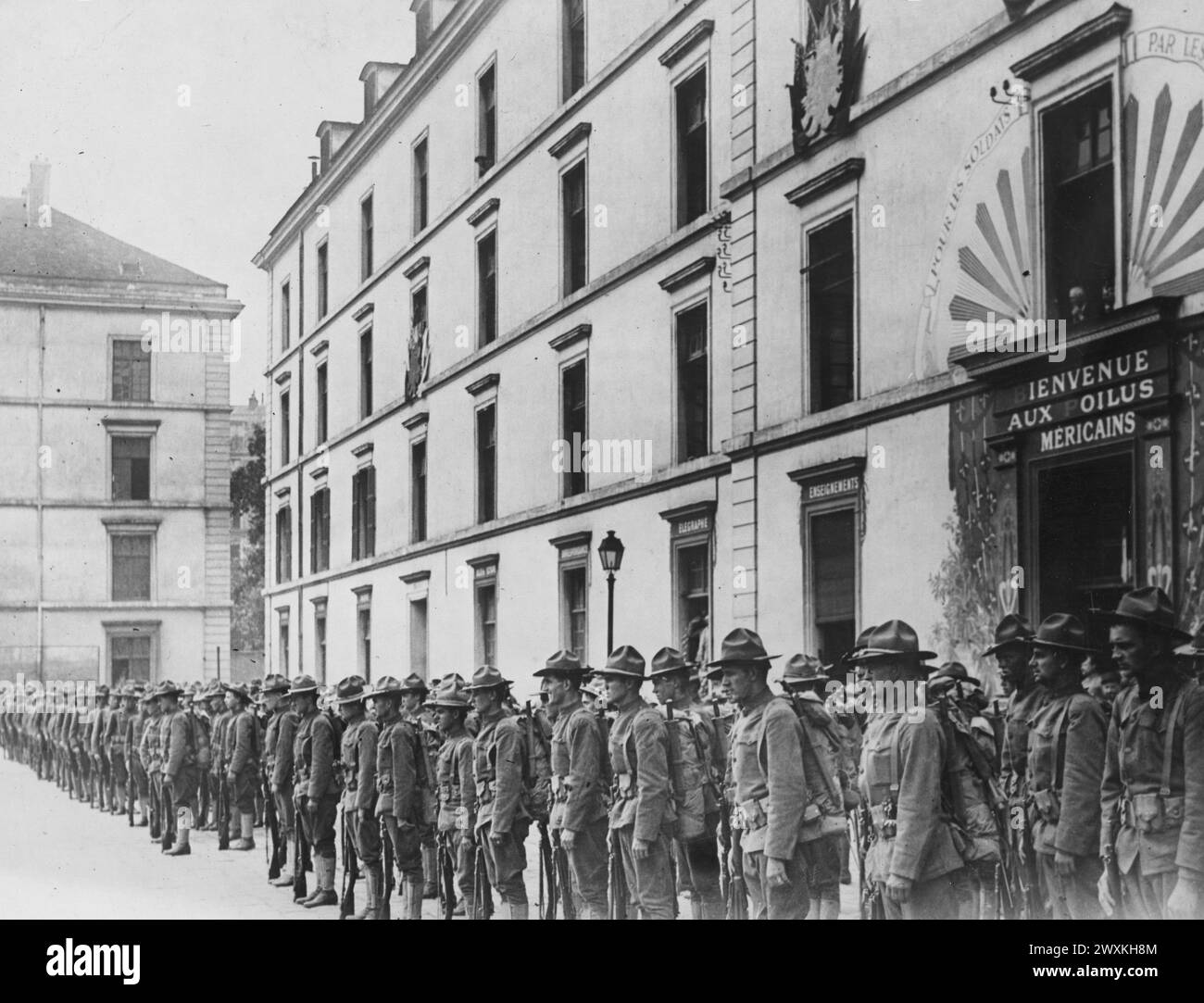 Arrival of the first American troops in Paris ca. 1918 Stock Photo - Alamy