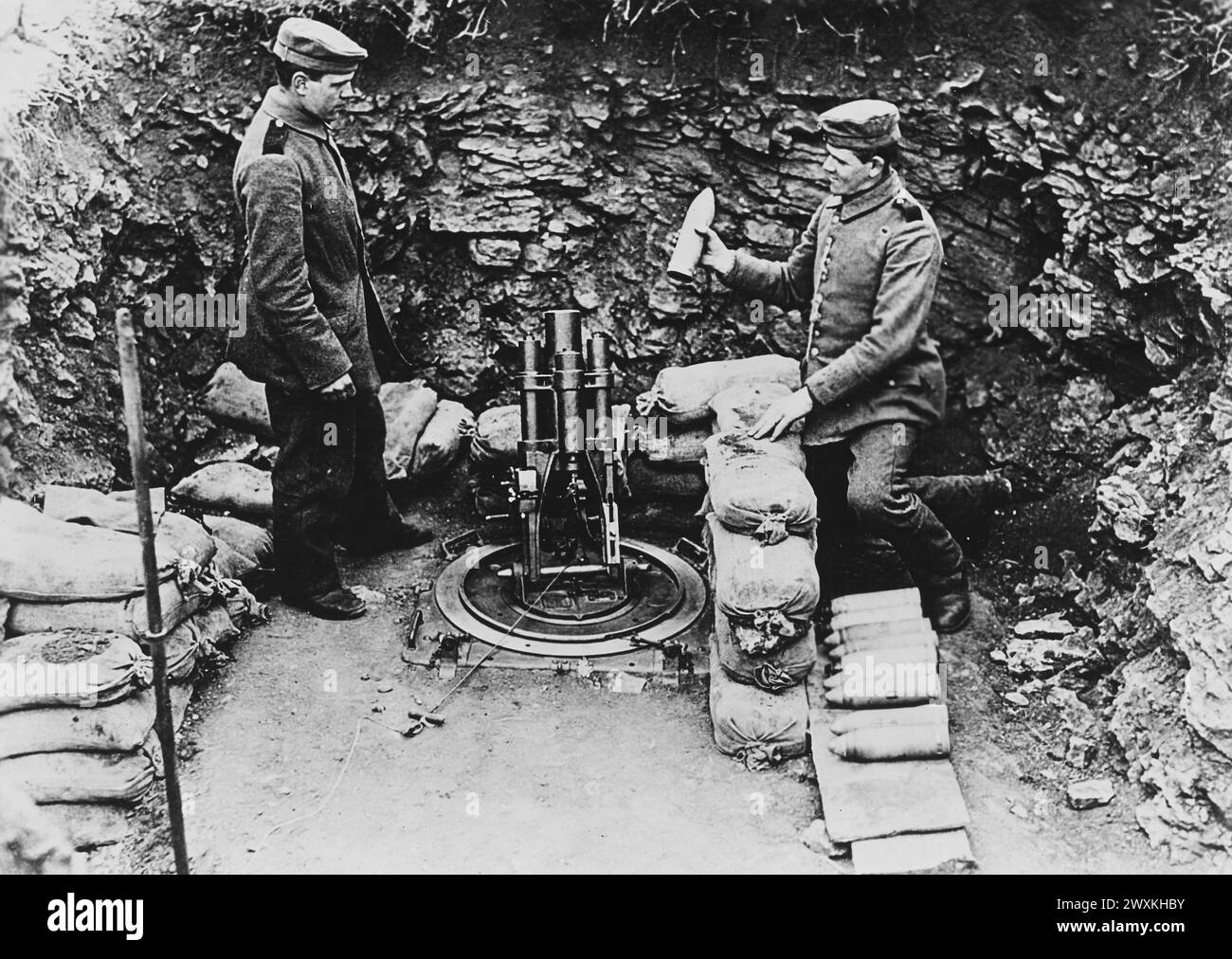 Firing shells hi-res stock photography and images - Alamy