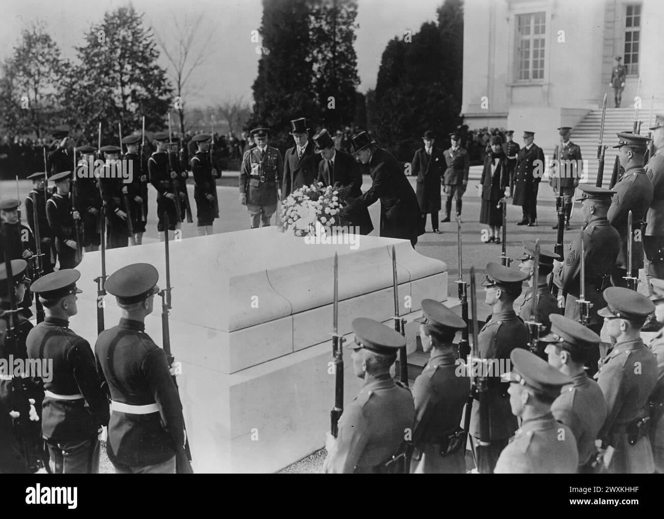 President Coolidge placing a wreath on the Tomb of the Unknown Soldier ...