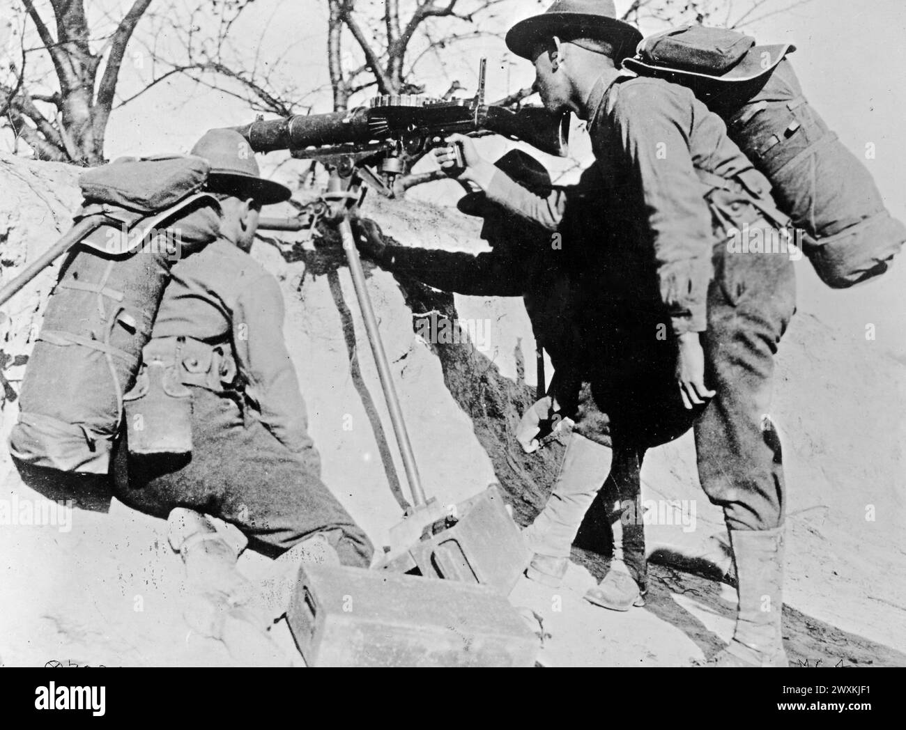Marines lewis machine gun Black and White Stock Photos & Images - Alamy