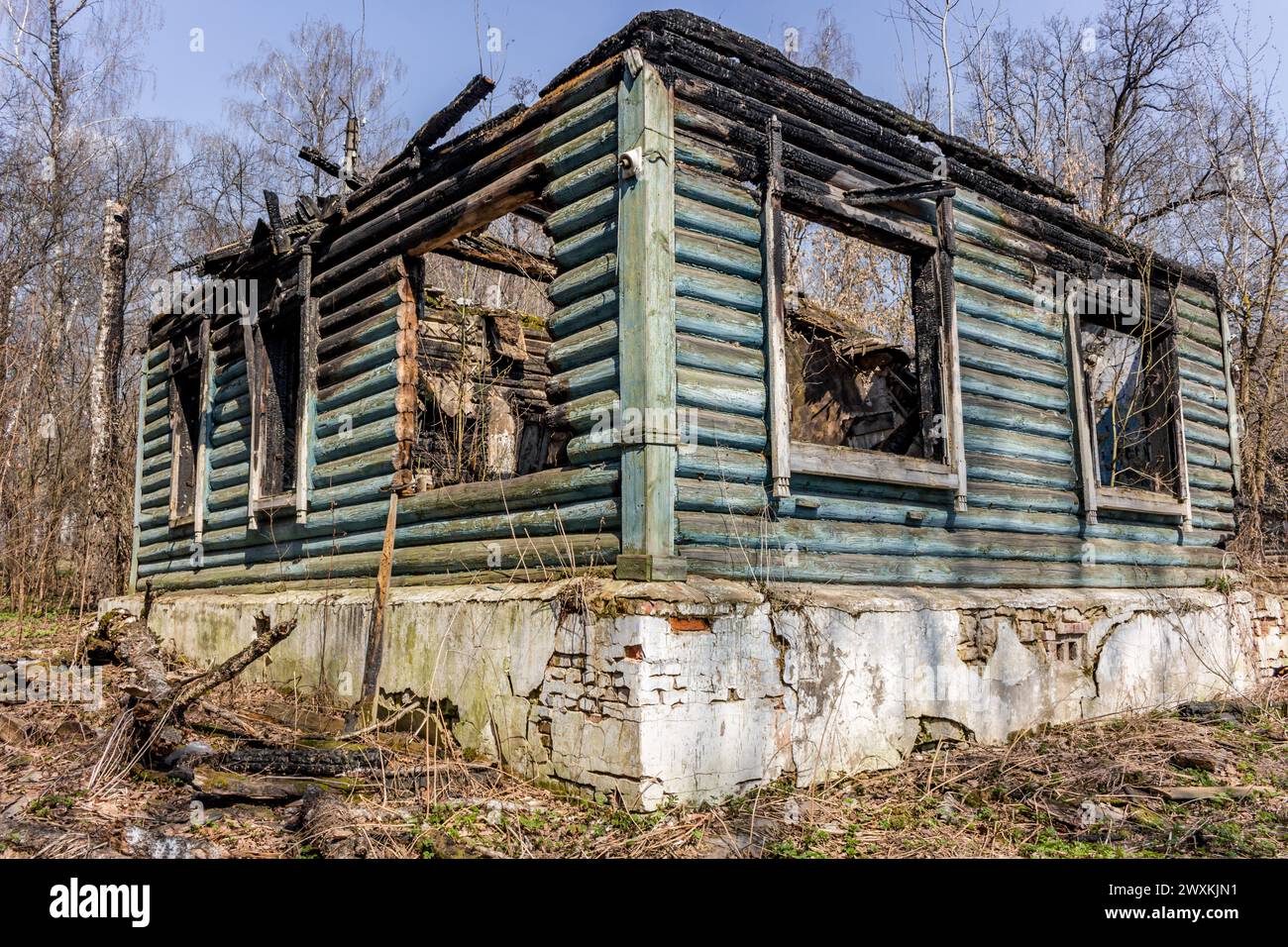 Burnt wooden house, charred wooden walls Stock Photo - Alamy