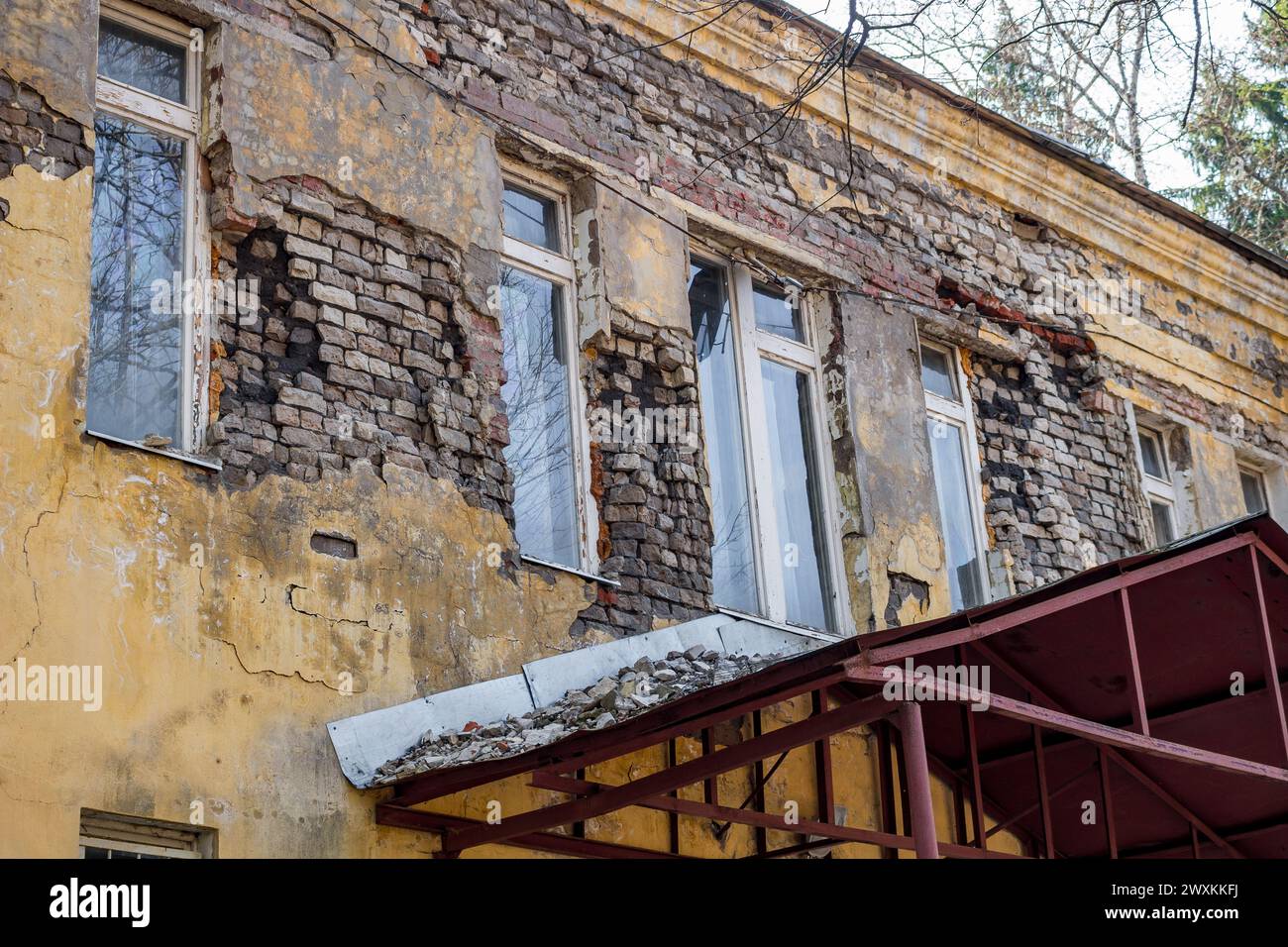 The crumbling facade of the house, falling bricks Stock Photo - Alamy