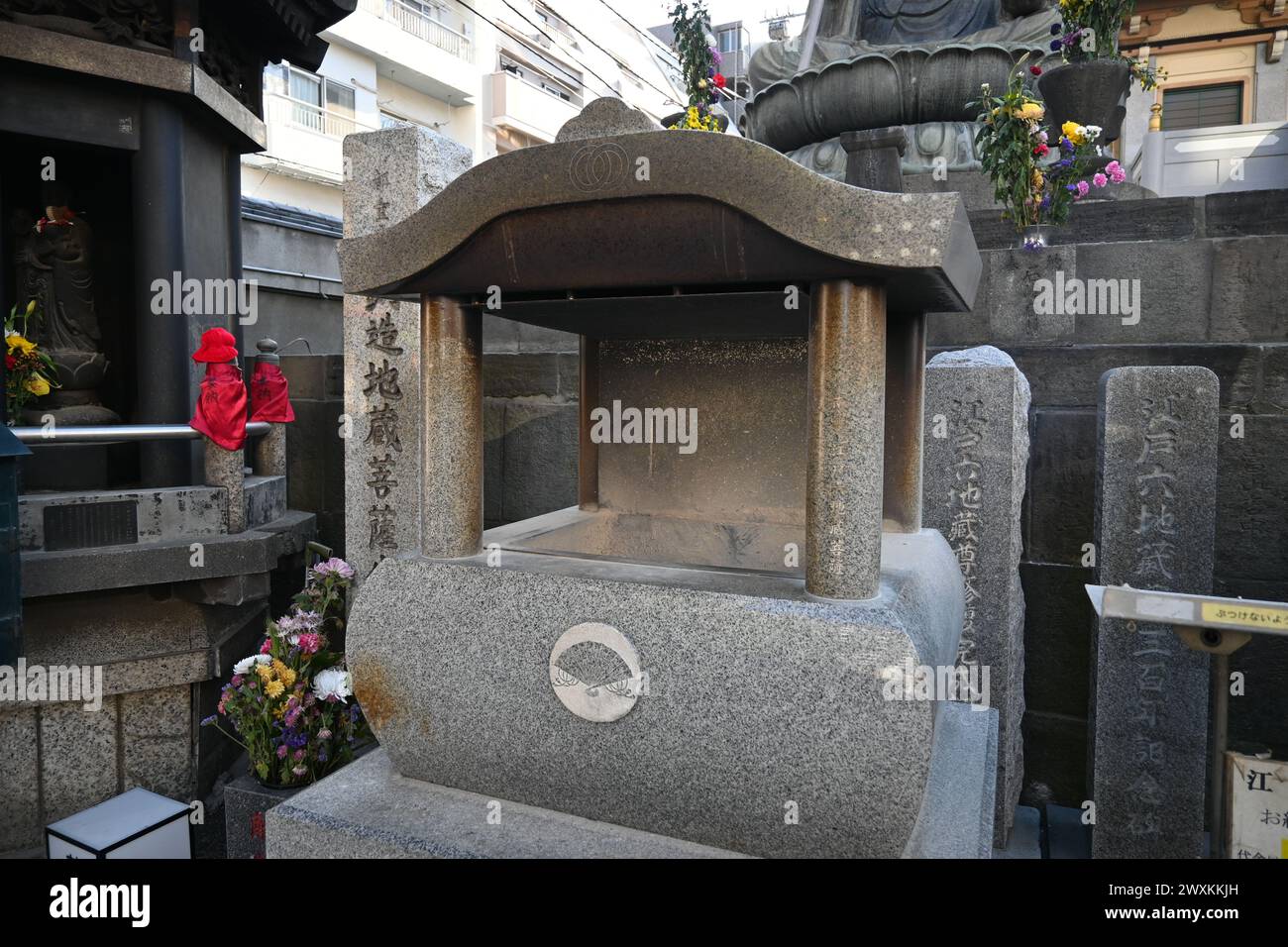 Stone Jokoro for incense burning inside Shinshōji temple (Shinshoji ...