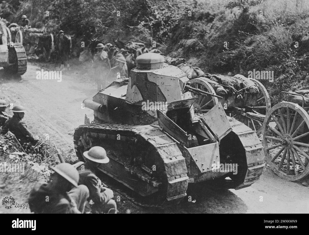 World War I Photos: American troops with tanks advancing toward the ...