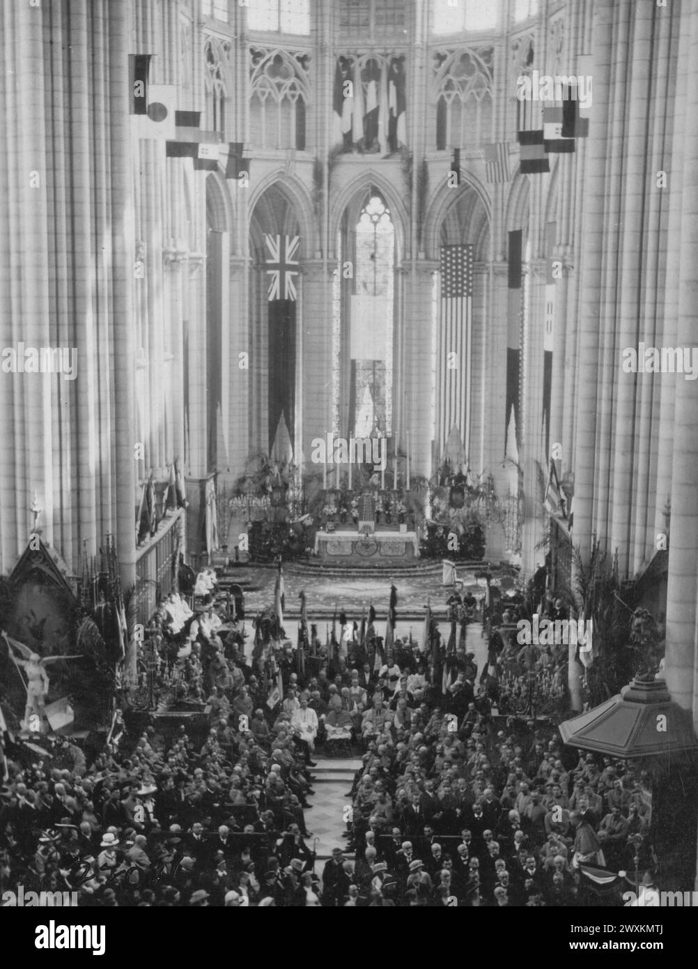 Crowded church service hi-res stock photography and images - Alamy