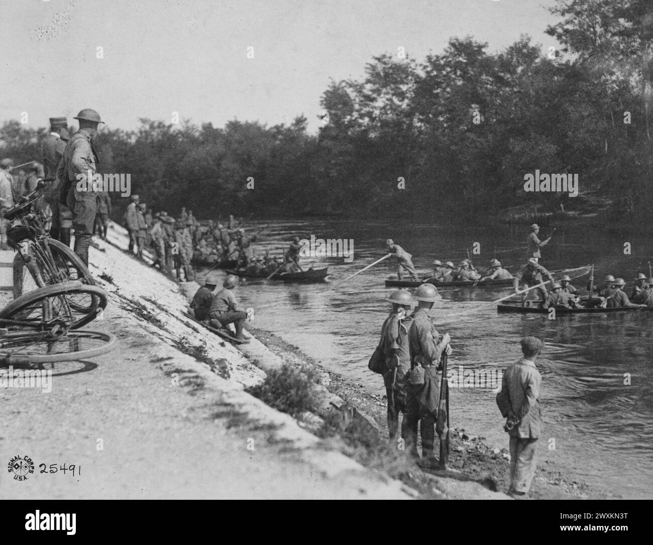 Italian soldiers in pontoons on a river back of the Piave front ...