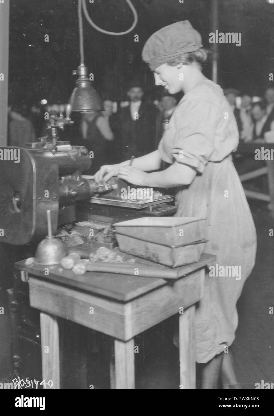 (Original caption) Women Workers WW I - Eddystone Rifle Company ...