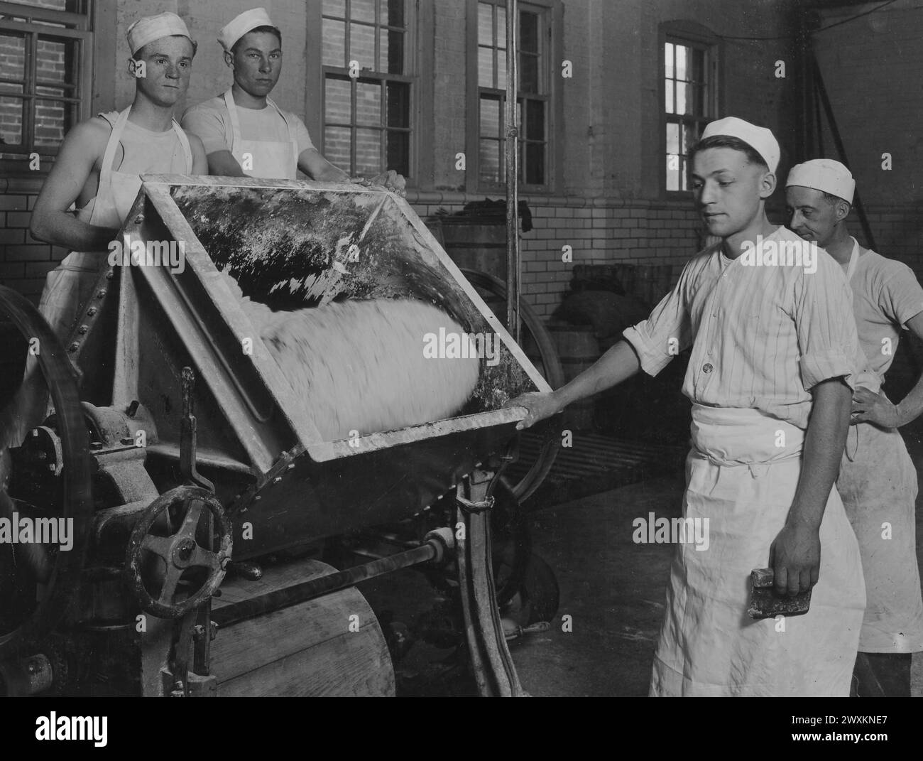 Soldiers making bread in a bakery ca. 1918-1919 Stock Photo - Alamy