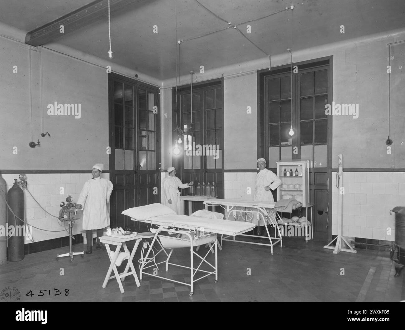 Vintage operating room hi-res stock photography and images - Alamy