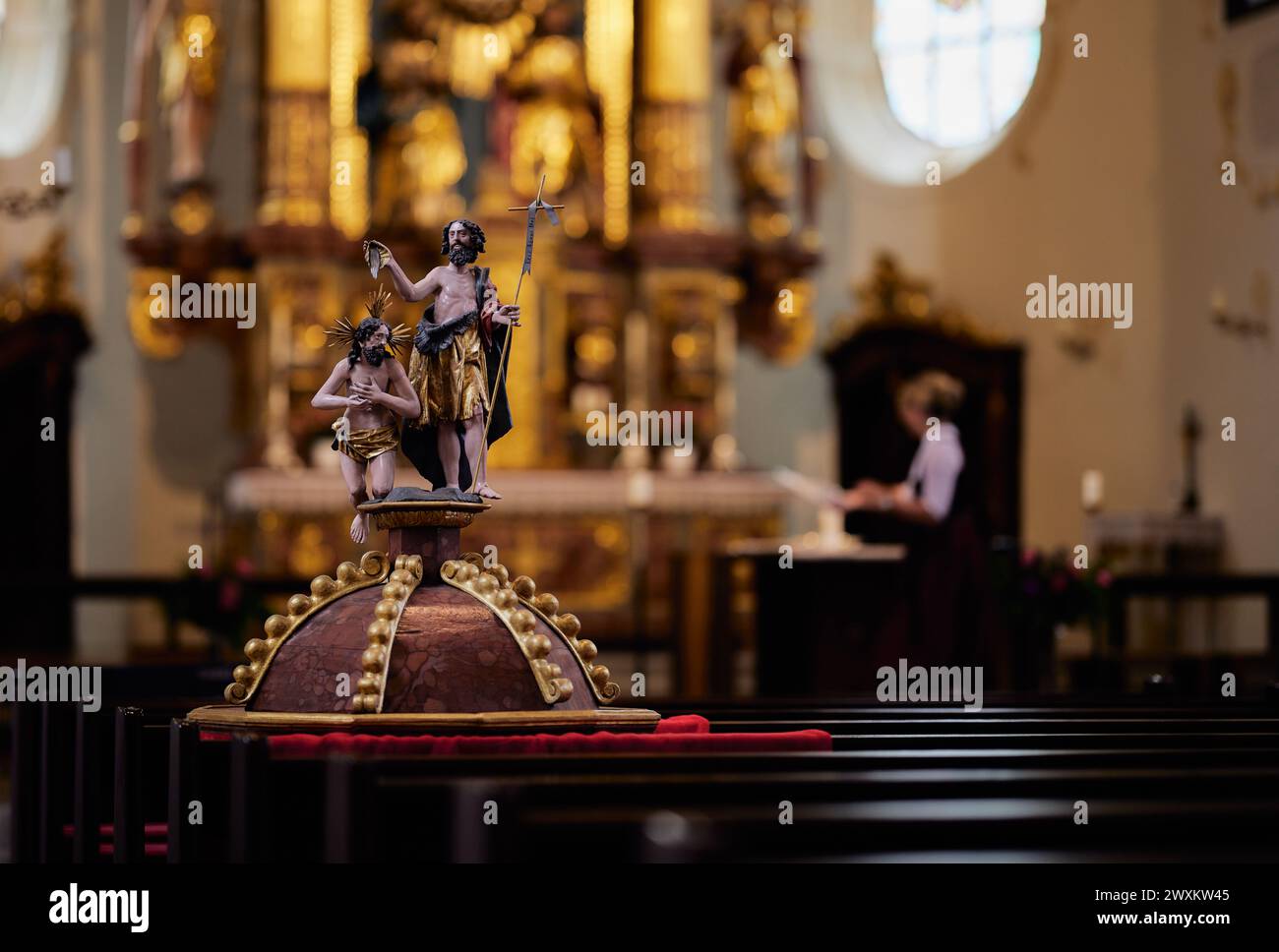 Silver gold chalice hi-res stock photography and images - Alamy