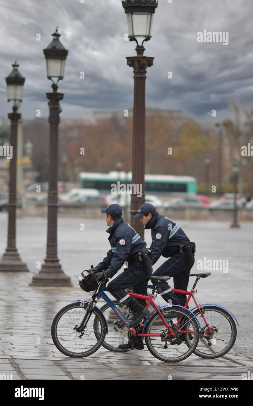 Concorde paris bike hi-res stock photography and images - Alamy