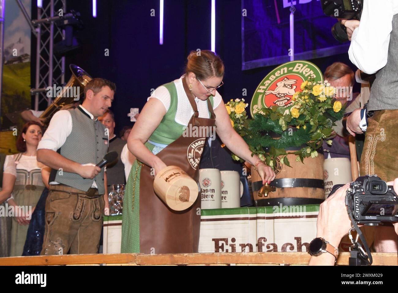 Eva Weber Oberbuergermeisterin Augsburg zapfte das Bierfass an Augsburg ...