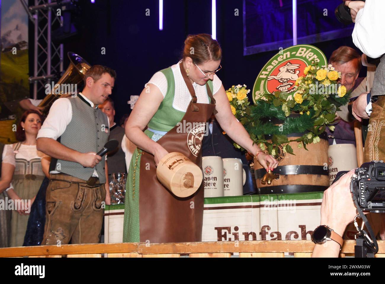 Eva Weber Oberbuergermeisterin Augsburg zapfte das Bierfass an Augsburg 31.03.2024 Augsburger ...