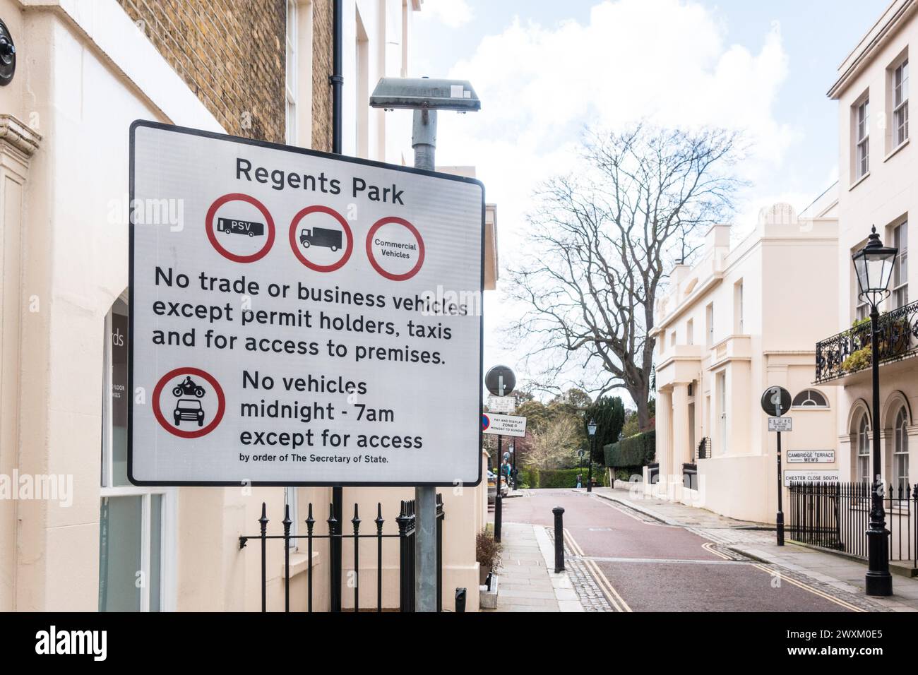 Regents Park restrictions of road usage Stock Photo - Alamy