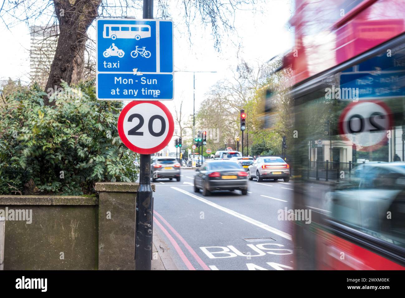 20 mph speed limit in City of London Stock Photo - Alamy
