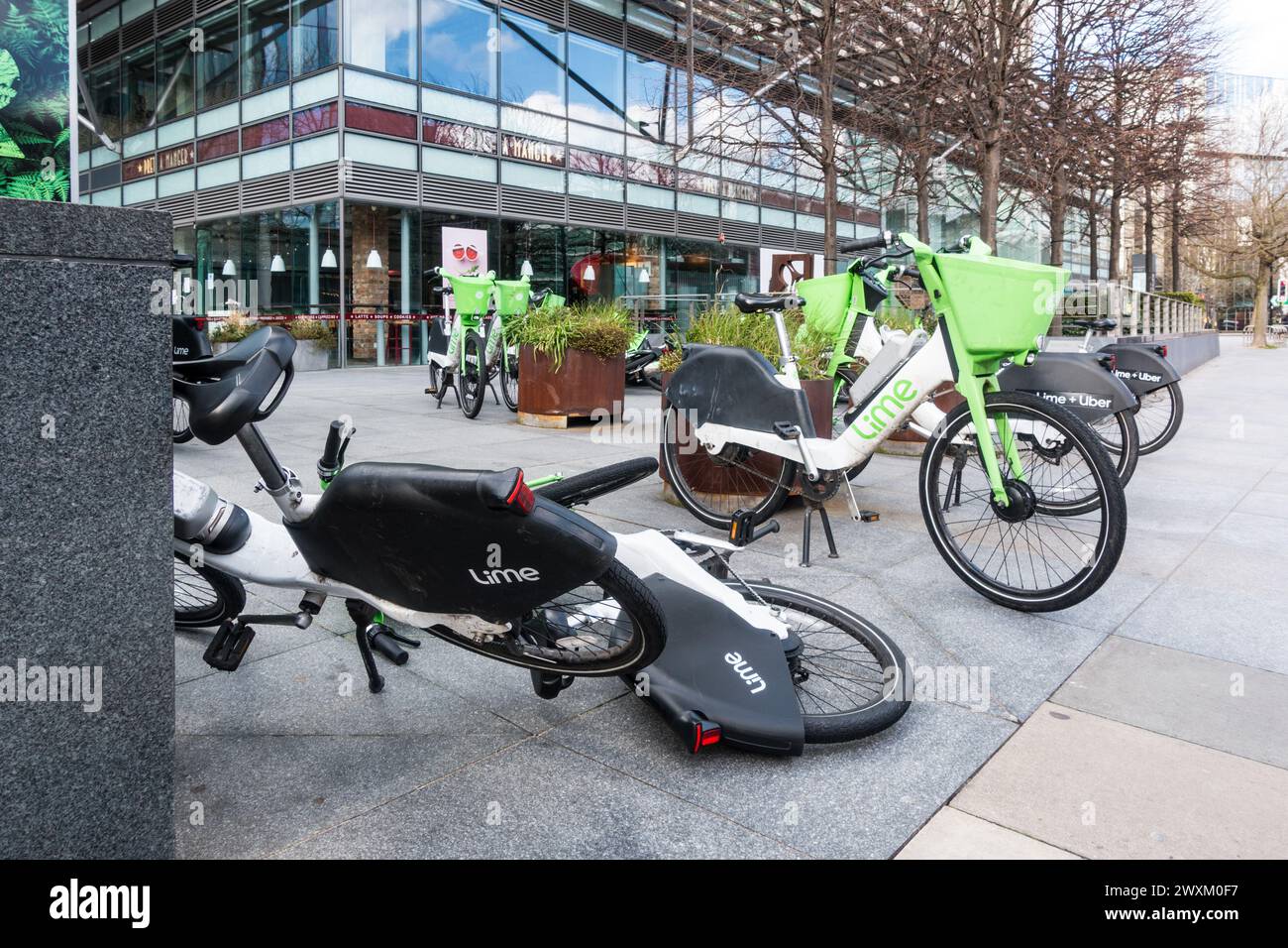 Dockless bikes in London pavement Stock Photo - Alamy