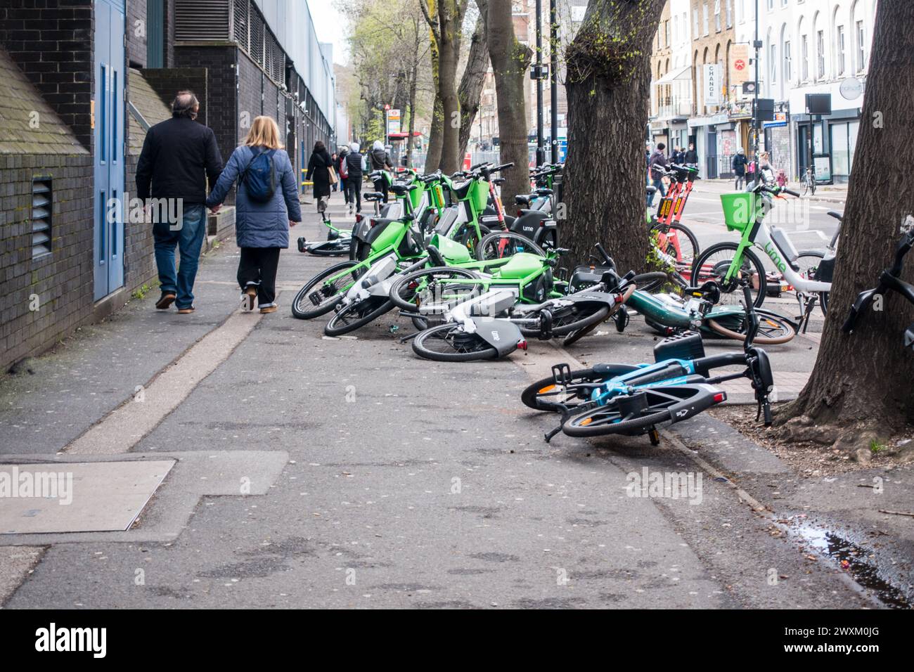 Cycling on pavement london hi-res stock photography and images - Alamy