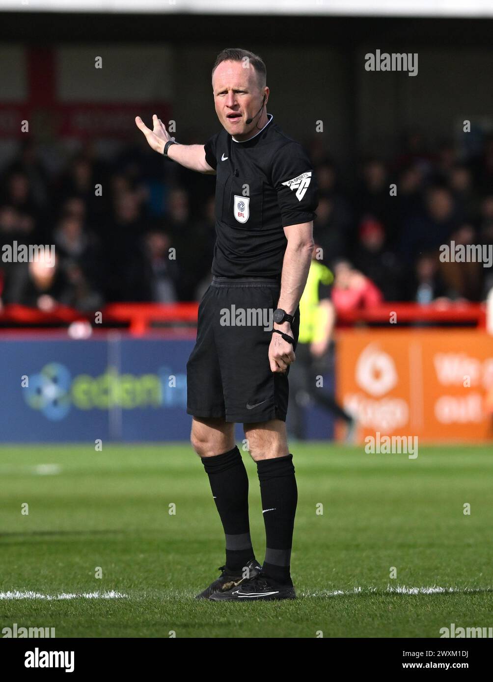 David rock referee action hi-res stock photography and images - Alamy