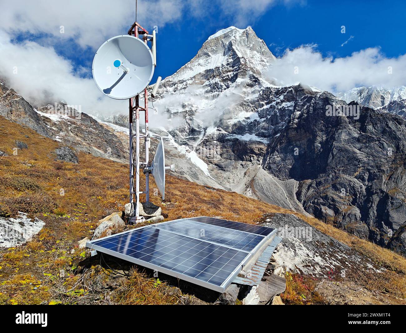 Solar powered antenna hi-res stock photography and images - Alamy