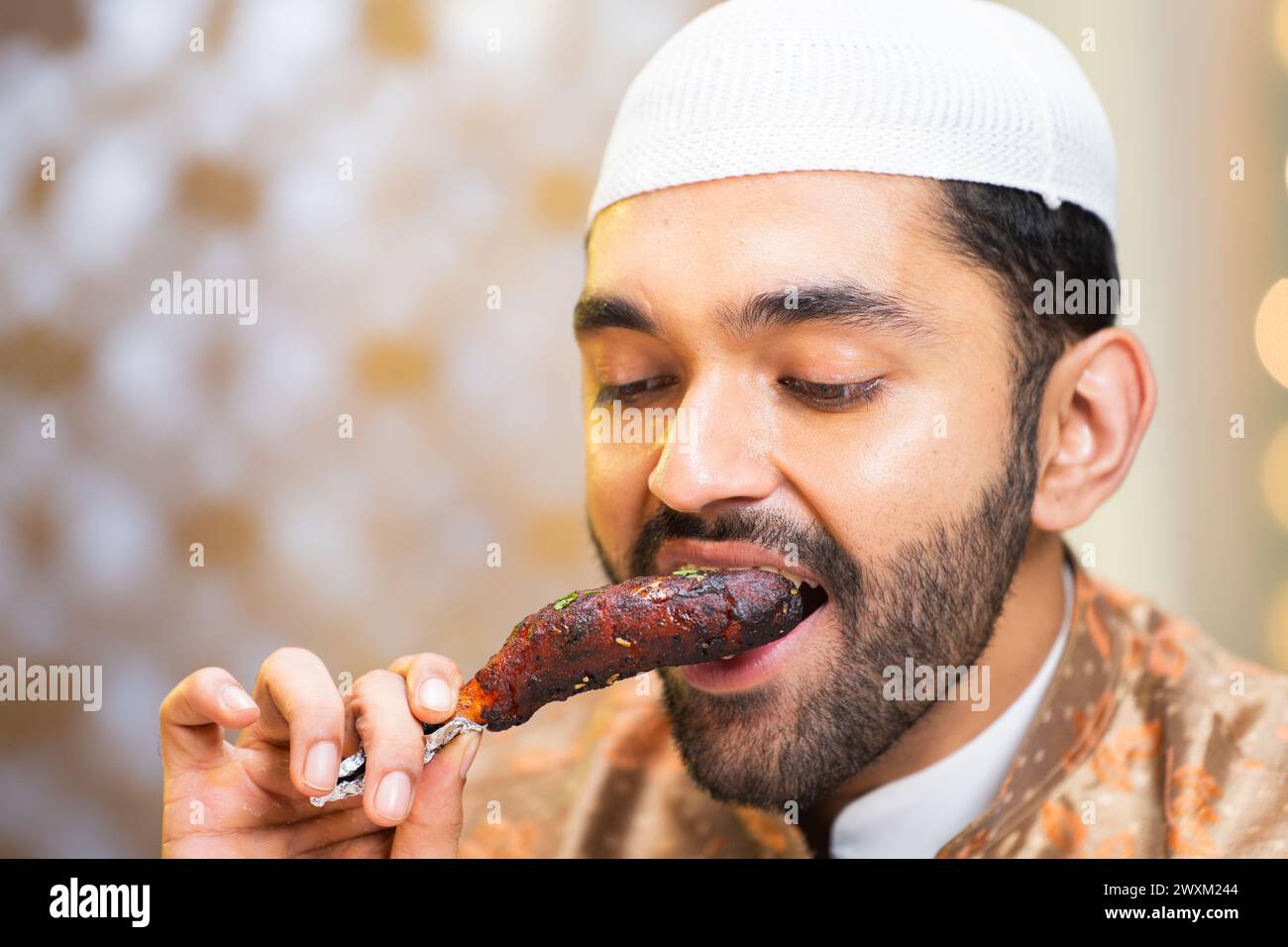 Man eating chicken leg hi-res stock photography and images - Alamy