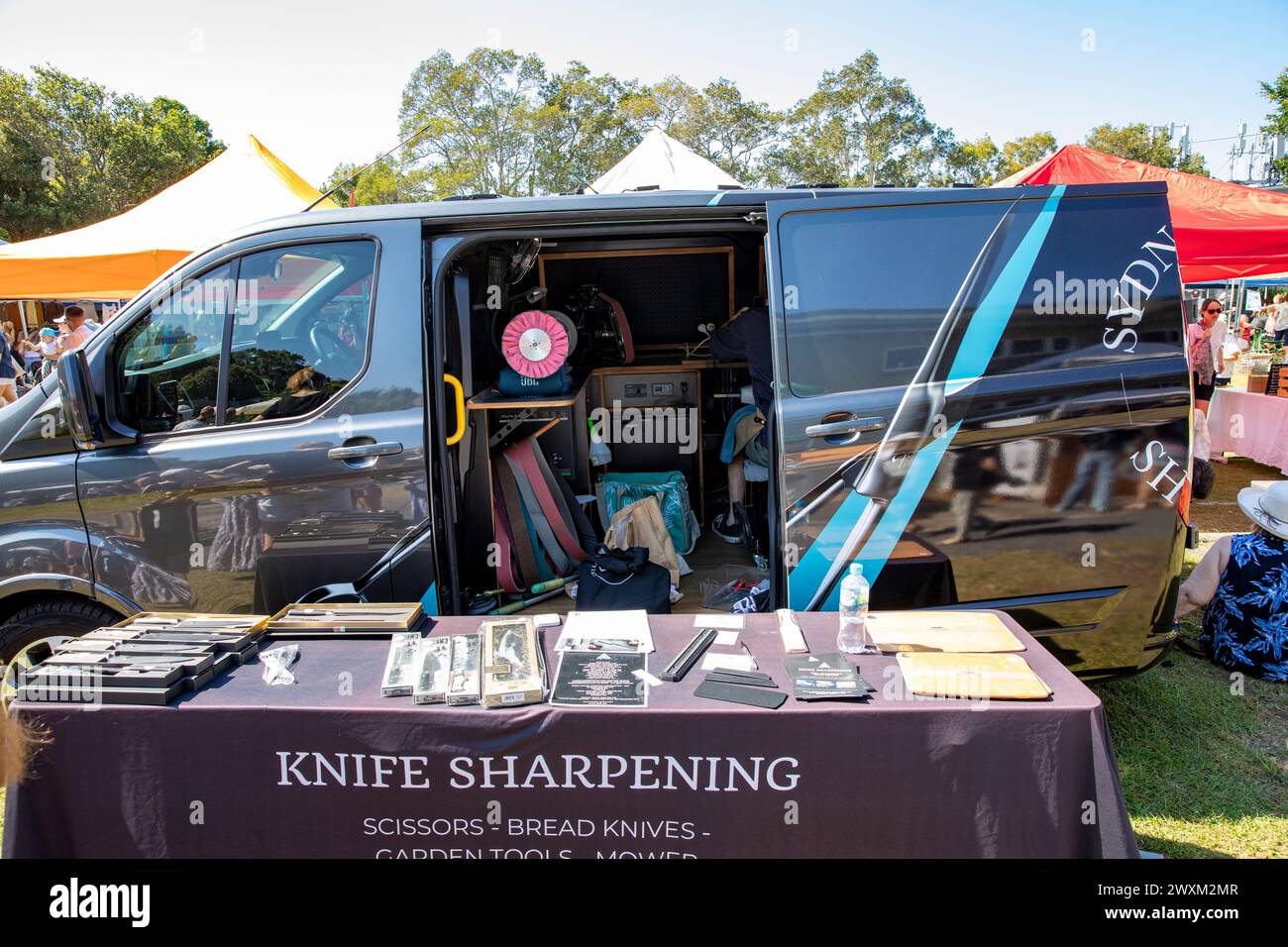 Knife sharpening market stall hi-res stock photography and images - Alamy