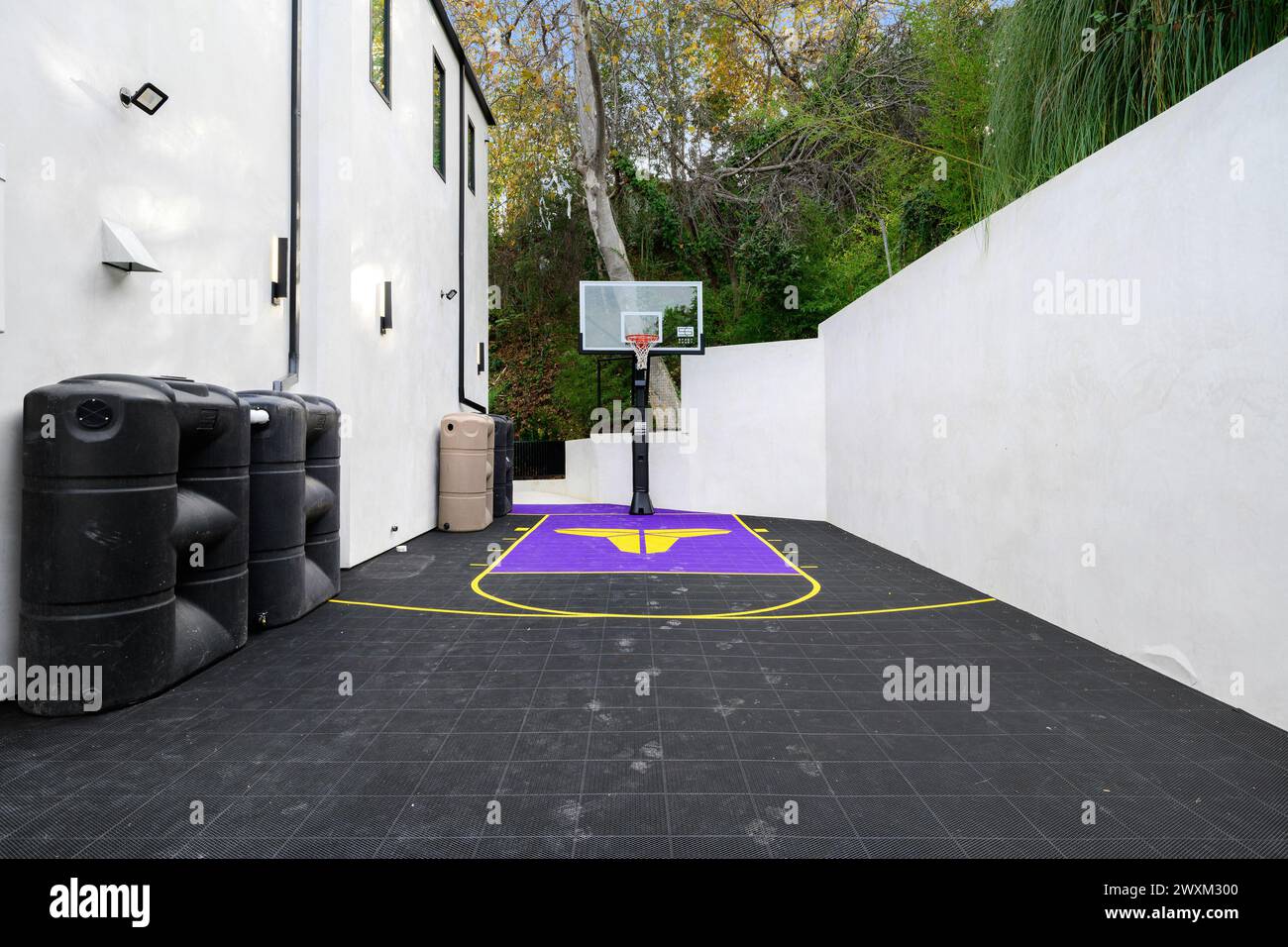 A luxurious home with a private basketball court Stock Photo - Alamy