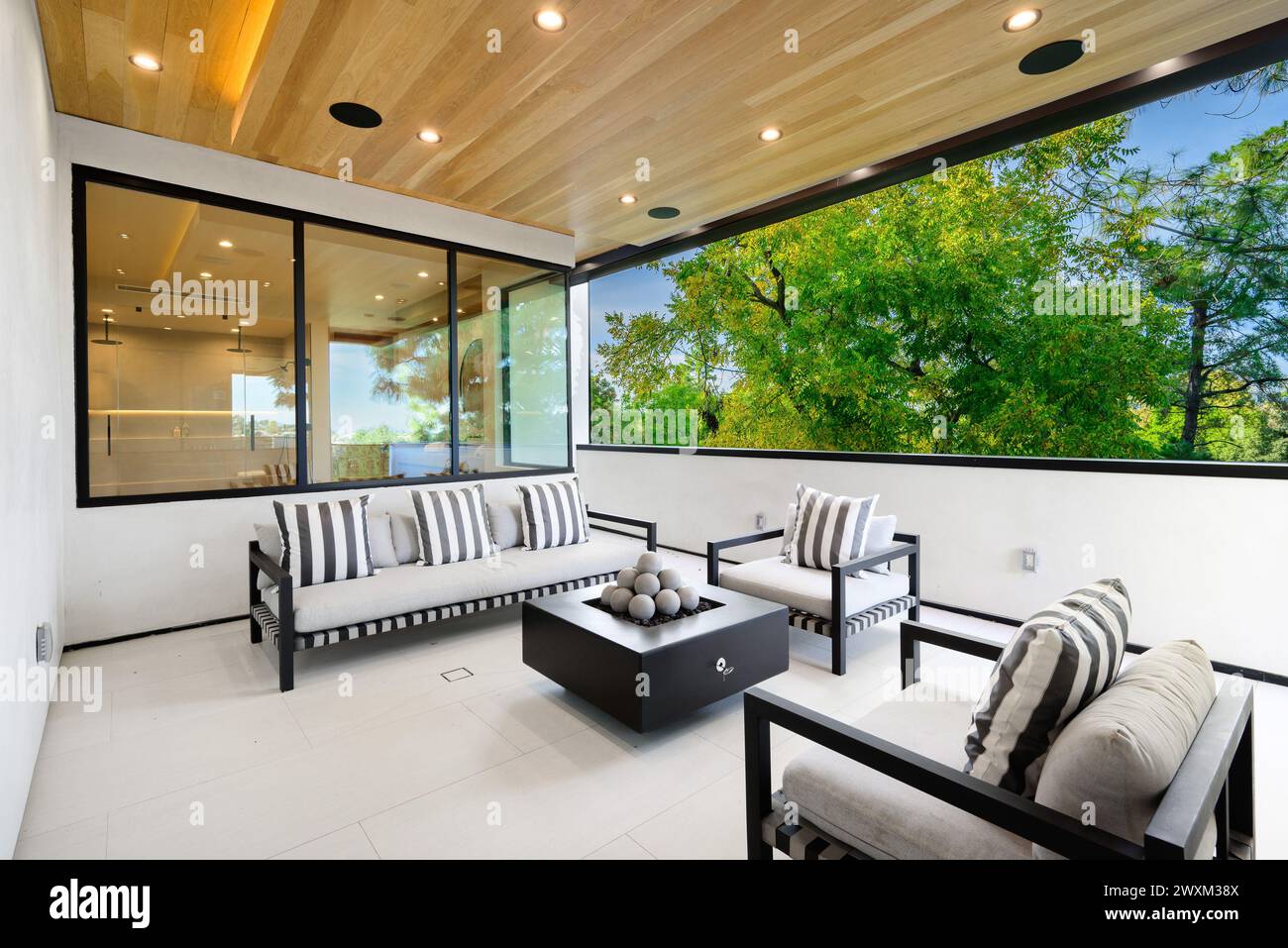 Covered exterior seating hi-res stock photography and images - Alamy