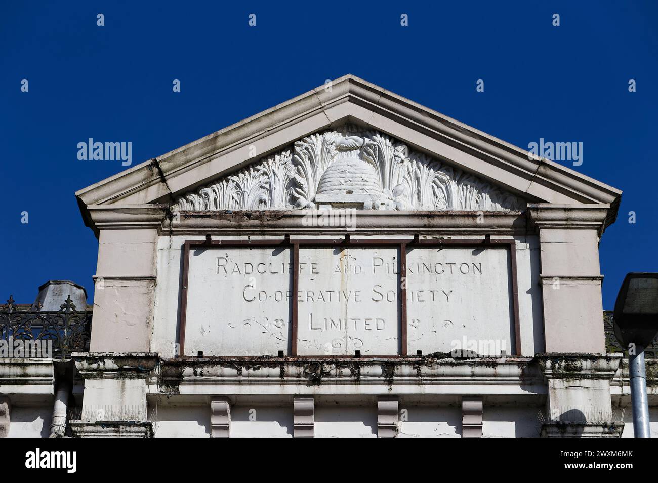 White stone triangular pediment hi-res stock photography and images - Alamy