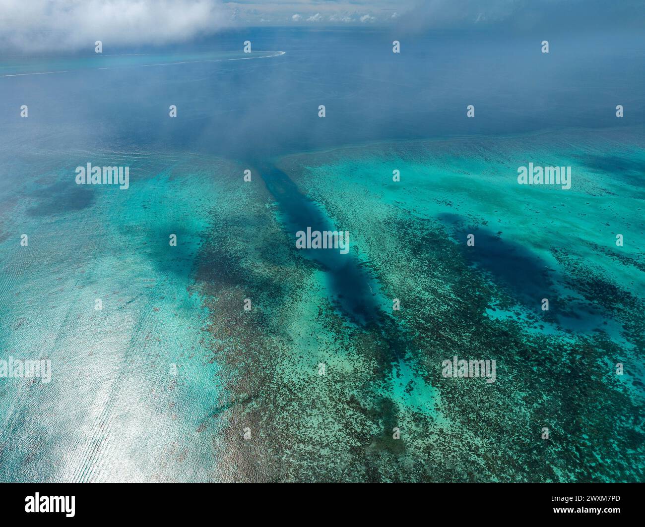 Aerial view stunning blue ocean hi-res stock photography and images - Alamy