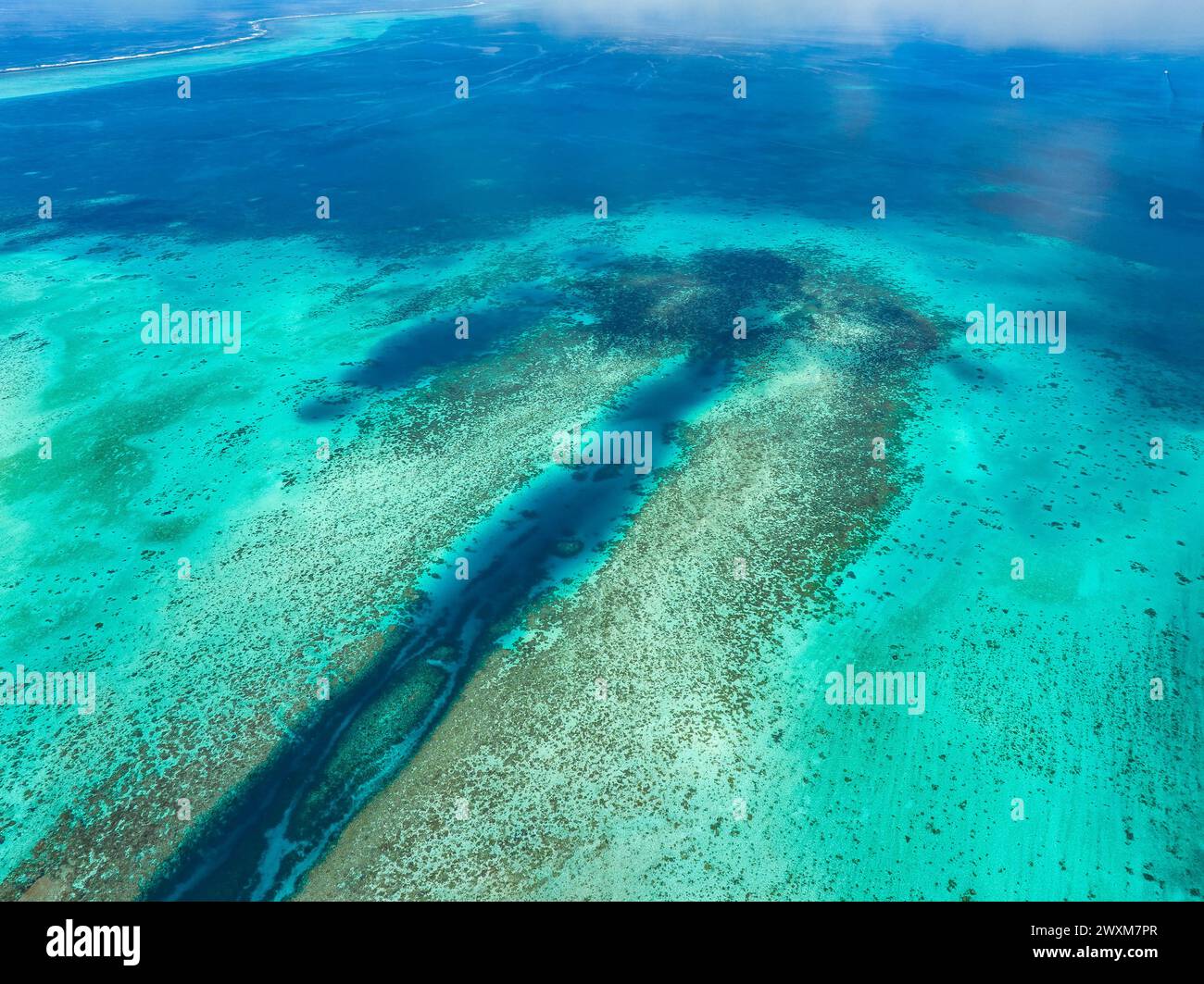 Aerial view stunning blue ocean hi-res stock photography and images - Alamy