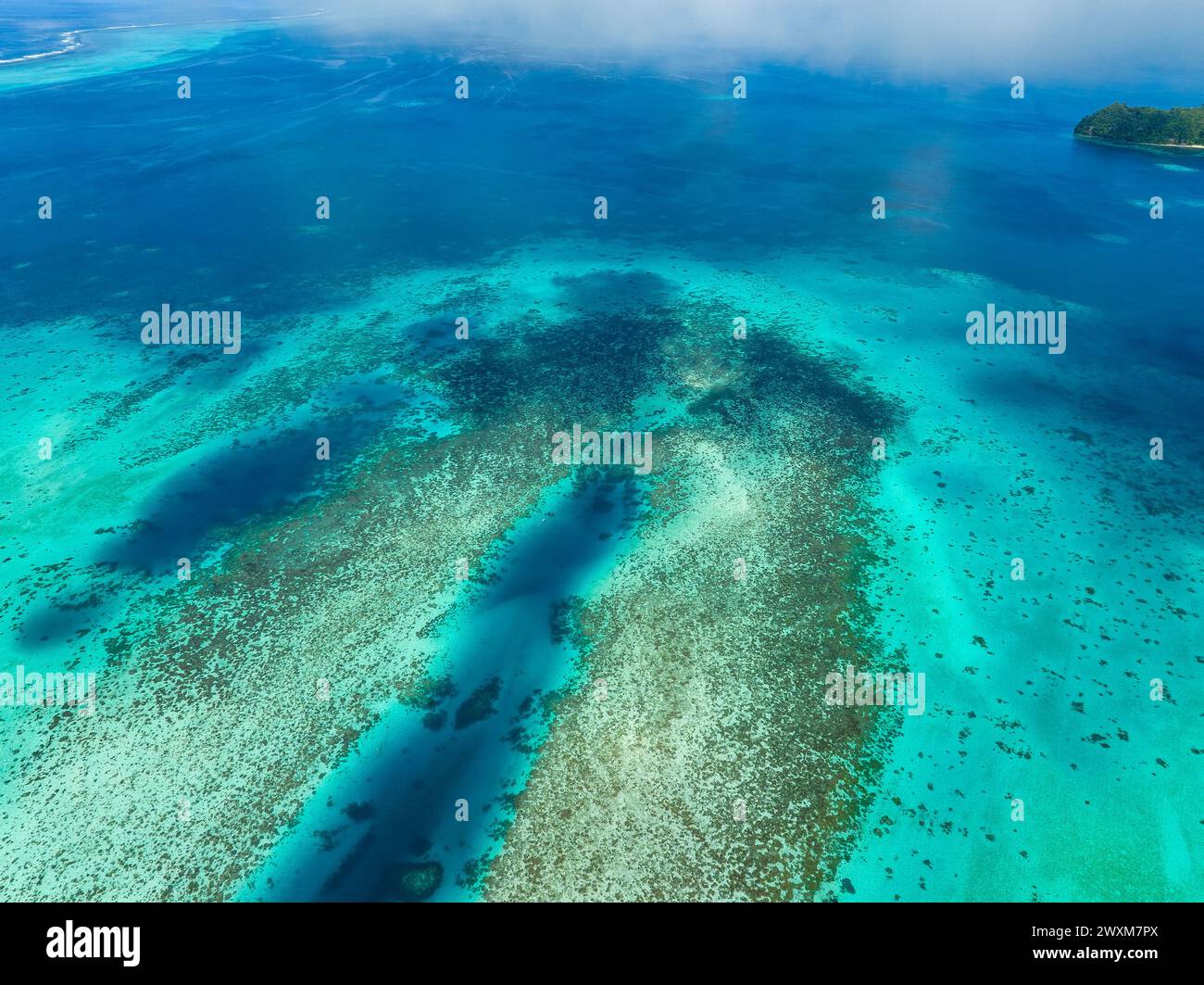 Aerial view stunning blue ocean hi-res stock photography and images - Alamy