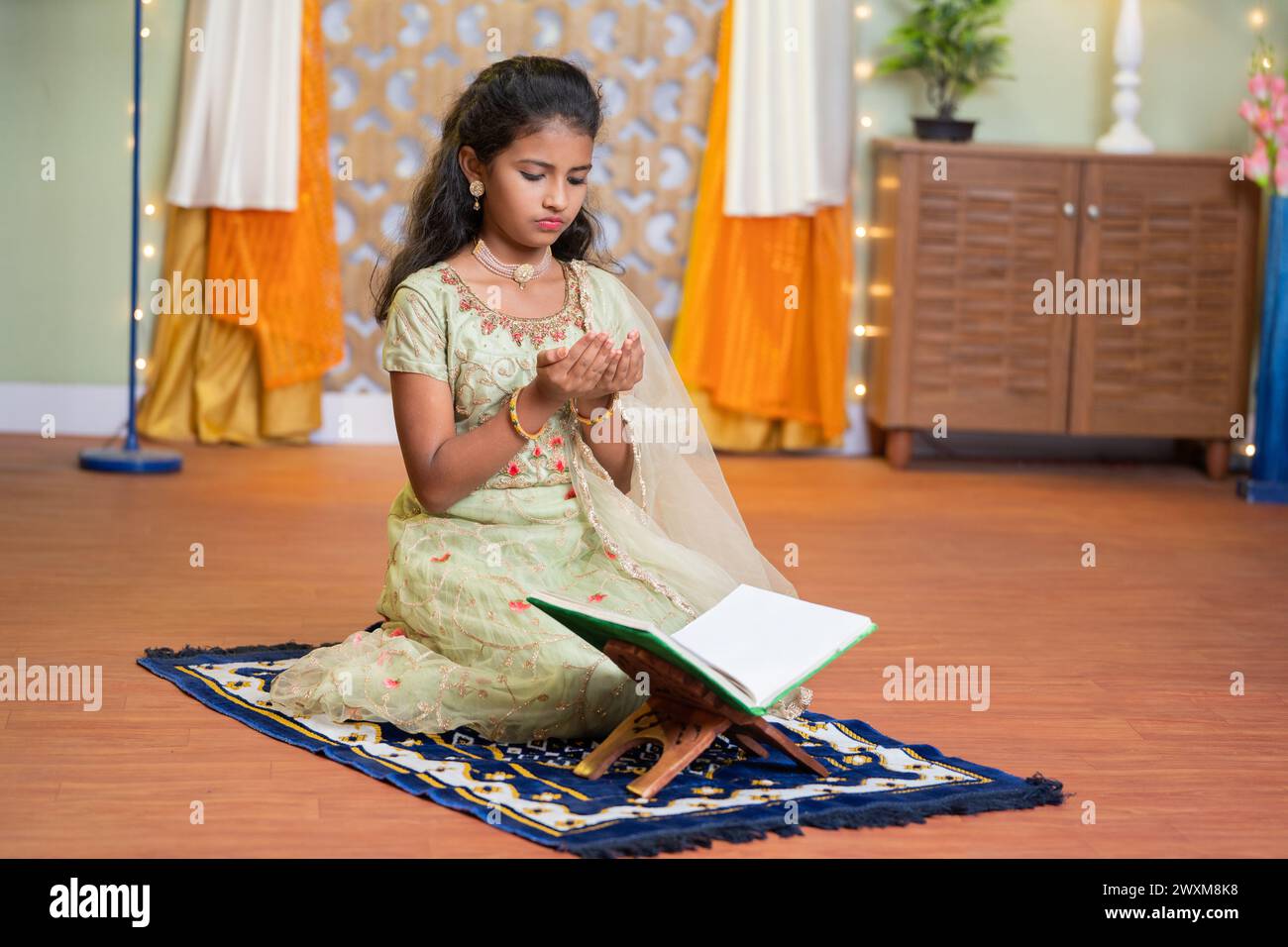Doing namaz hi-res stock photography and images - Alamy