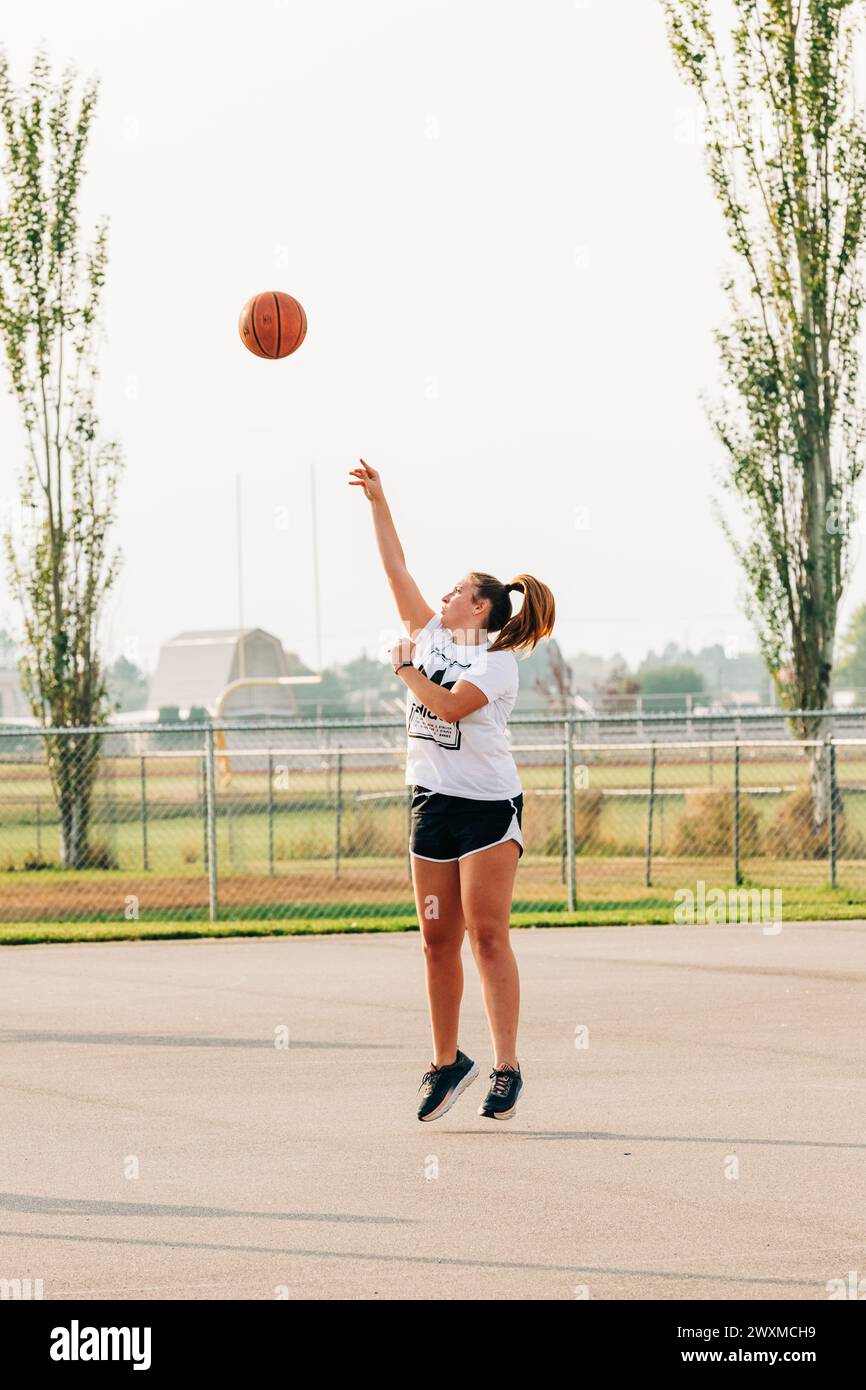 High school student playing basketball hi-res stock photography and ...
