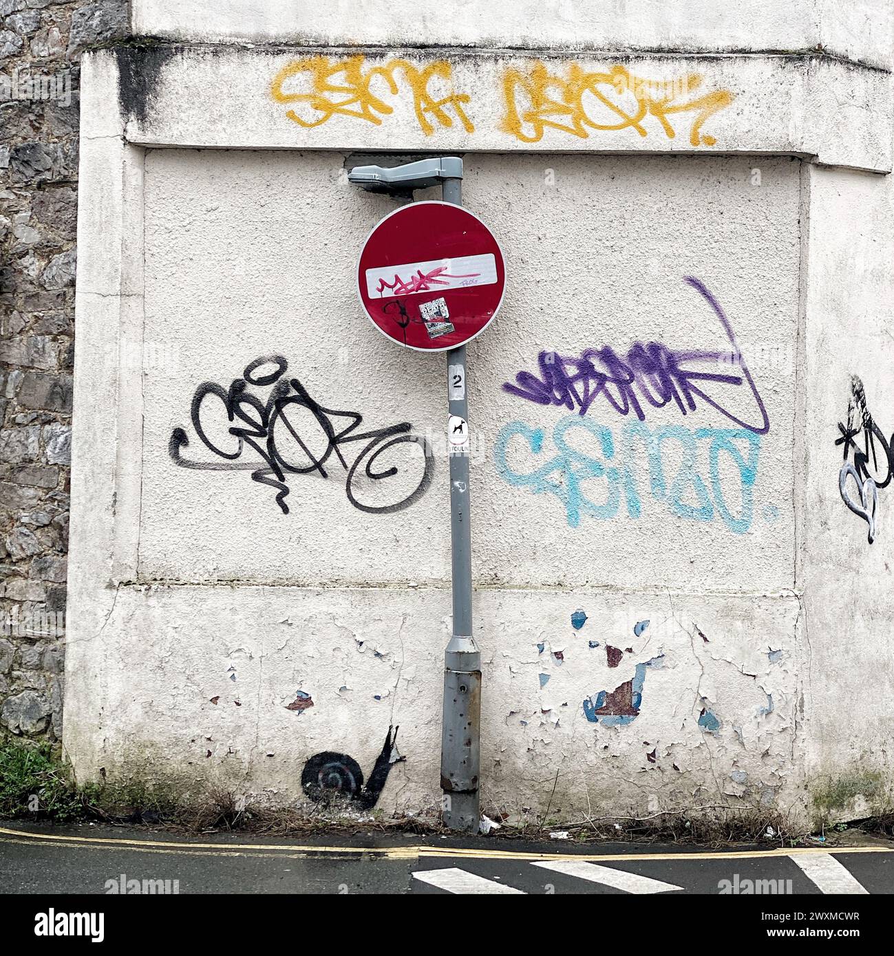 No entry sign graffiti hi-res stock photography and images - Alamy