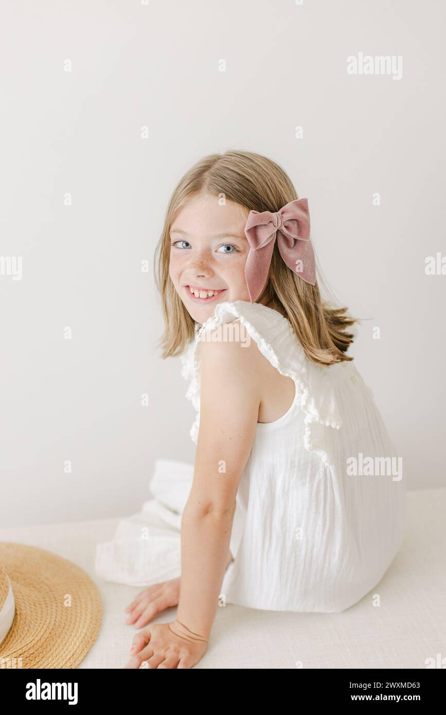 Tween girl in white dress hi-res stock photography and images - Alamy
