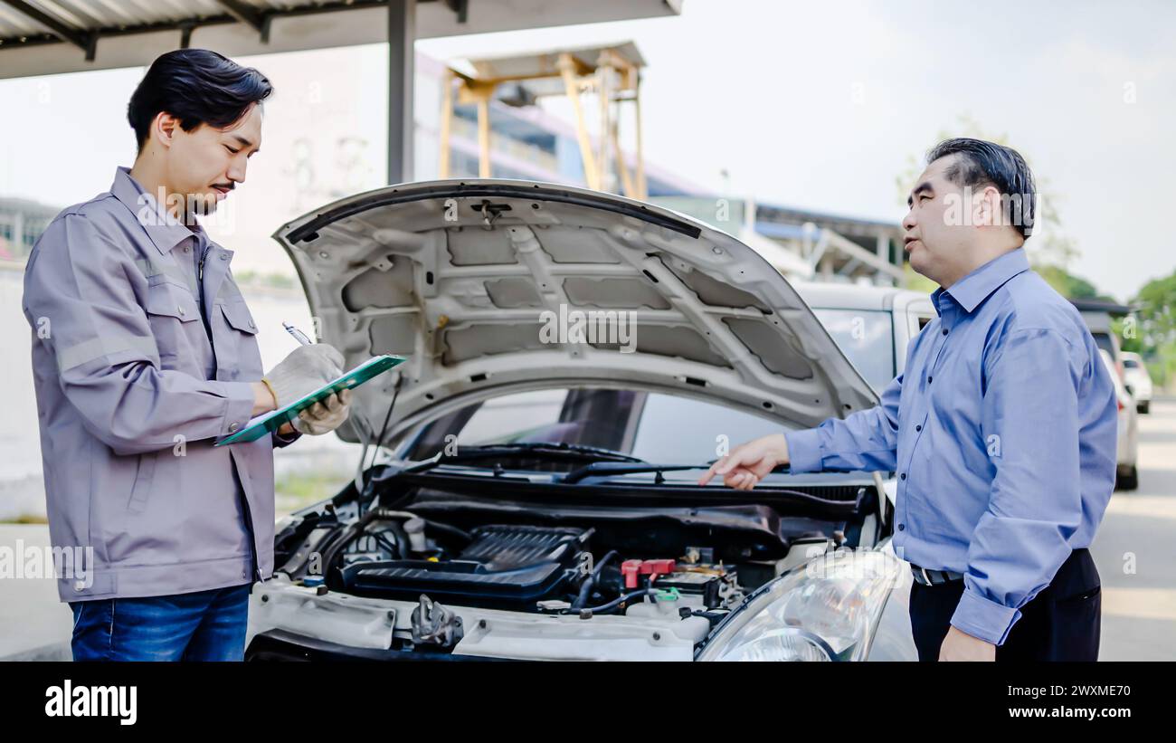 Mechanic discussing car issues hi-res stock photography and images - Alamy
