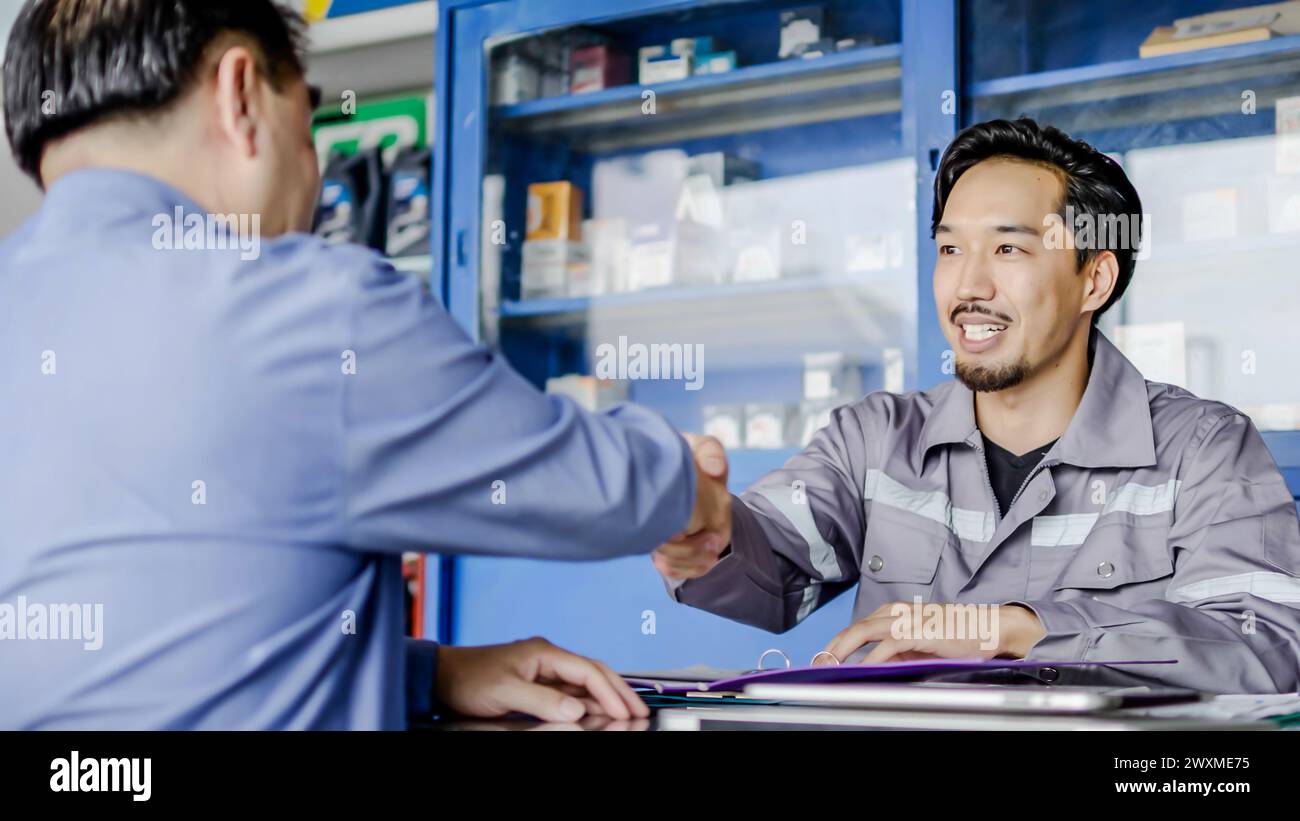 Insurance discussion mechanic client hi-res stock photography and ...