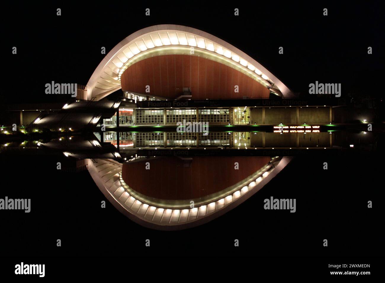 Das Haus der Kulturen der Welt im Tiergarten die sich im Wasser eines ...
