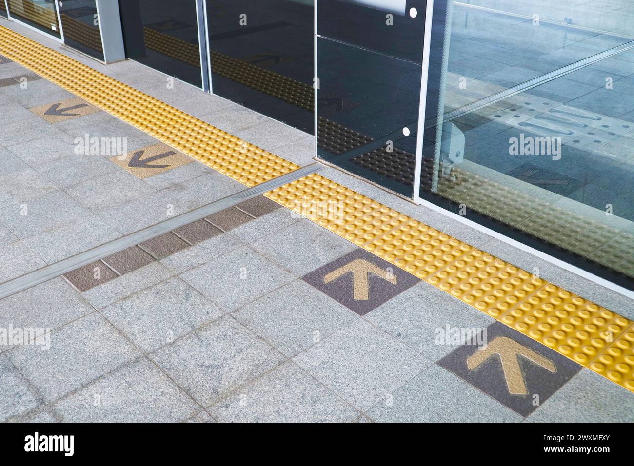 Platform safety barriers hi-res stock photography and images - Alamy