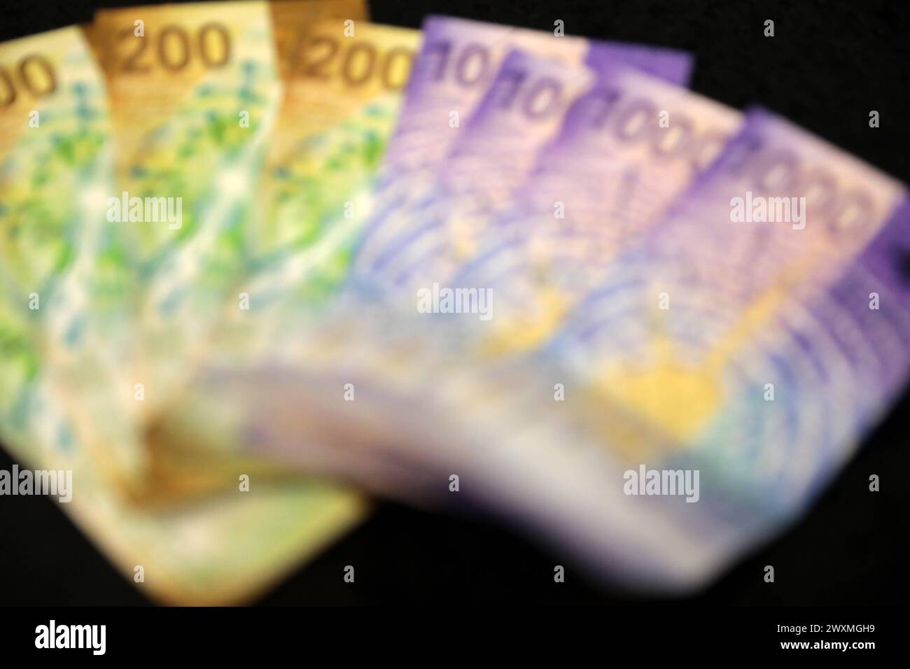 Geldnoten in Schweizer Franken SFr. Symbolbild. Unscharf, verschwommen ...