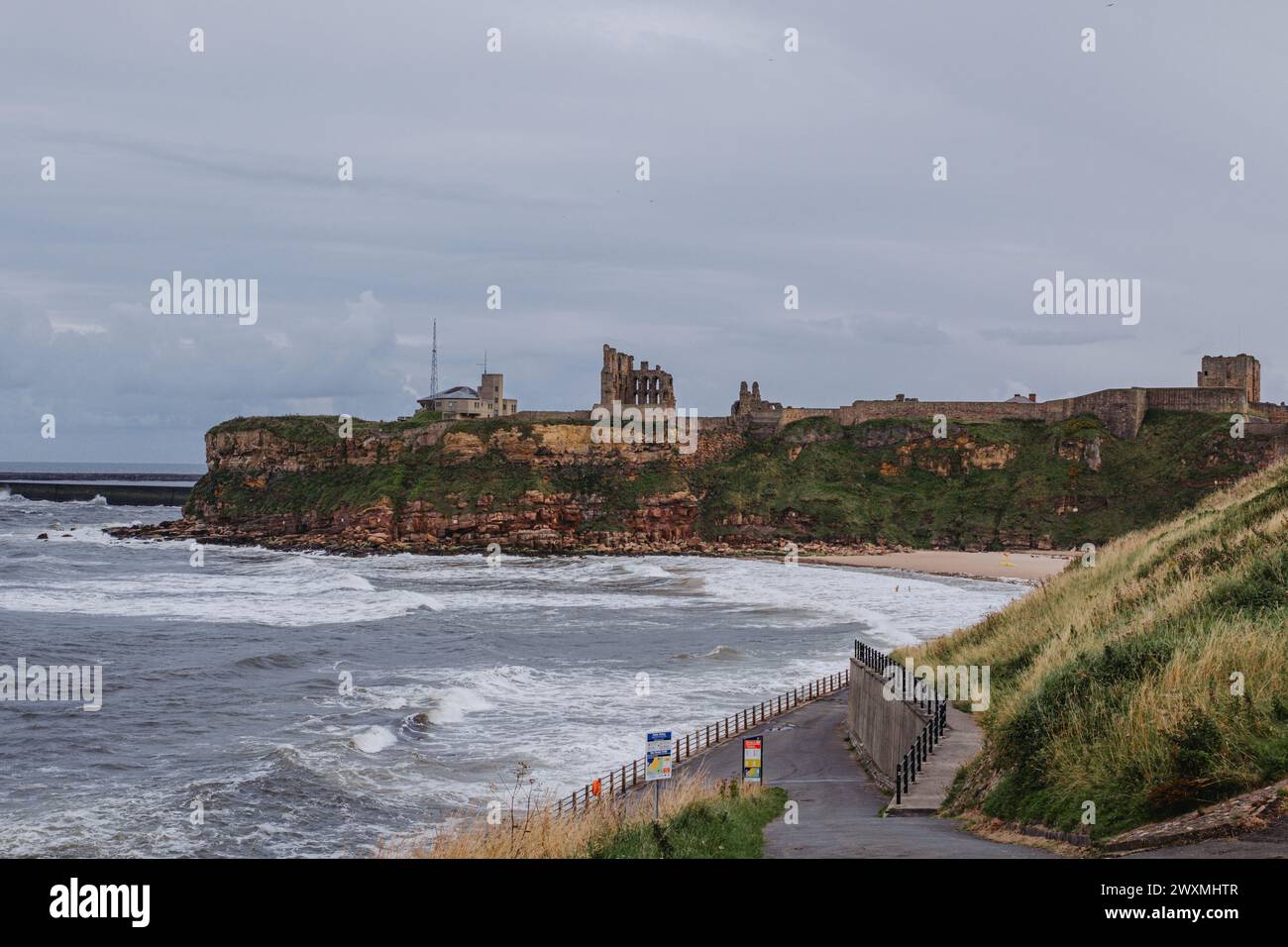 Tynemouth coast castle beach hi-res stock photography and images - Alamy