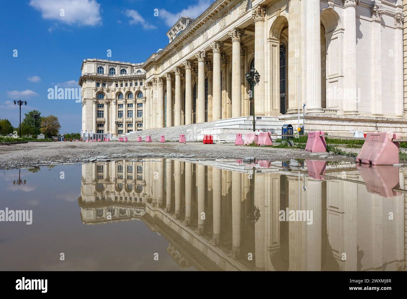 Construction of the palace hi-res stock photography and images - Alamy