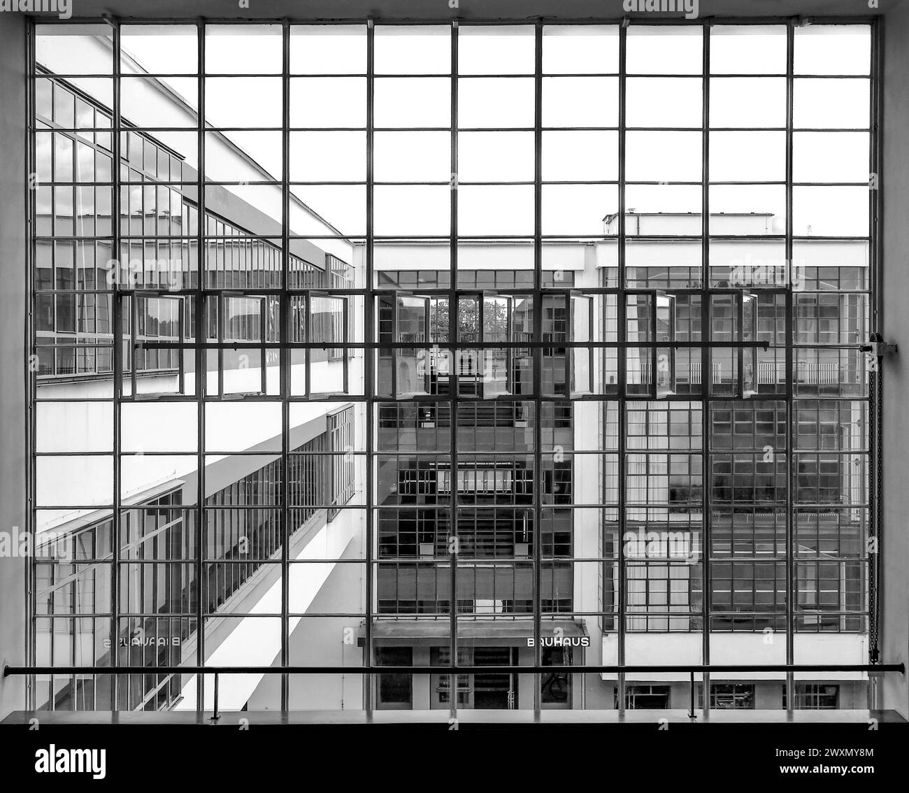 Dessau, Ausblick vom Treppenhaus im Bauhaus-Hauptgebäude Stock Photo ... Dessau, Ausblick vom Treppenhaus im Bauhaus-Hauptgebäude Stock Photo ...