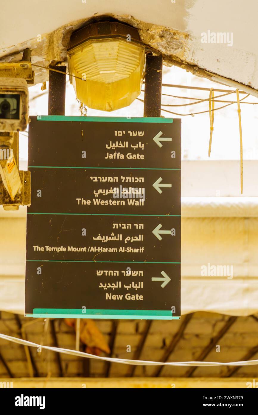 Trilingual signs hi-res stock photography and images - Alamy